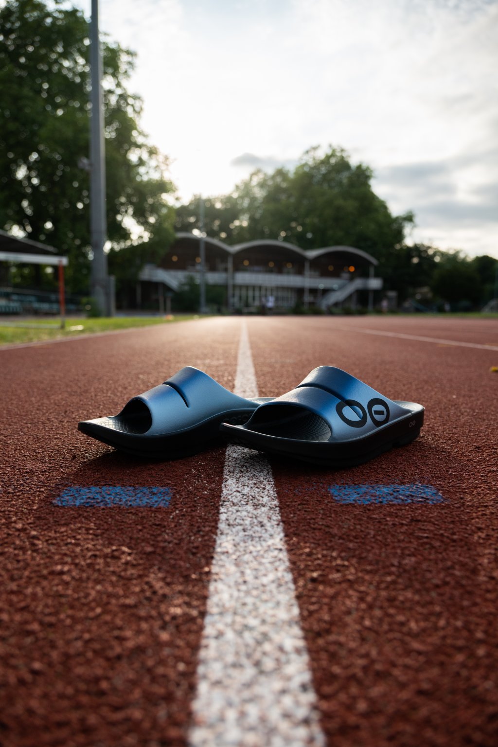 Showing why professional runners rate OOFOS recovery shoes - Aspire PR